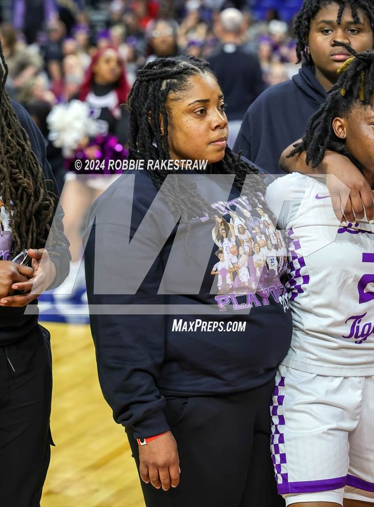 Photo 3 in the Lincoln vs. La Vega (UIL Basketball 4A Semifinal Medal ...
