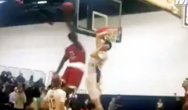Video: Nation's No. 2 junior Zion Williamson with screaming good dunk