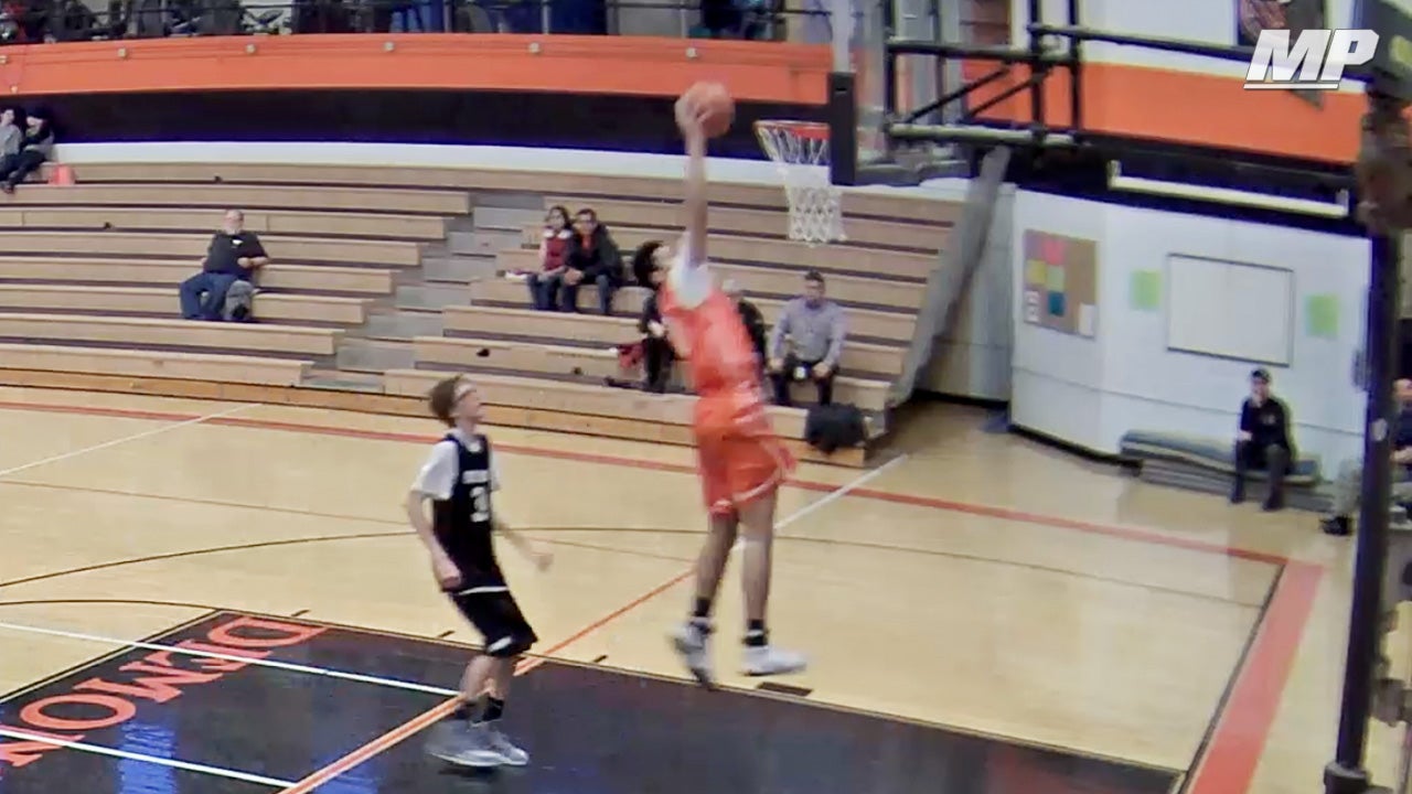 Video: Eighth-grader with one arm dunks in Iowa middle school game